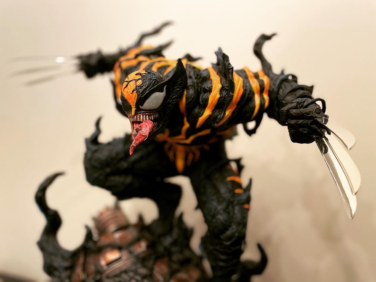 Custom venomized wolverine The maniac project – Statue Unboxing